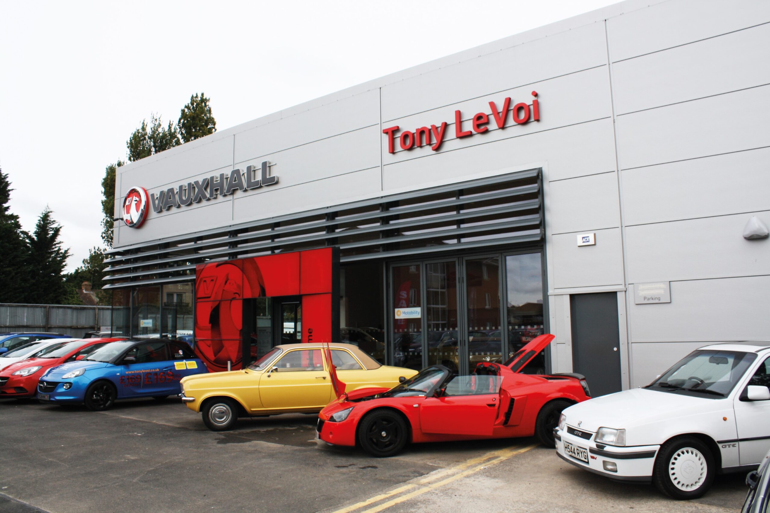 Tony LeVoi Vauxhall Showroom - Woodland Corporate Interiors Ltd
